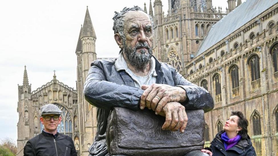 Hundreds visit Ely Cathedral's Sean Henry sculpture exhibition - BBC News
