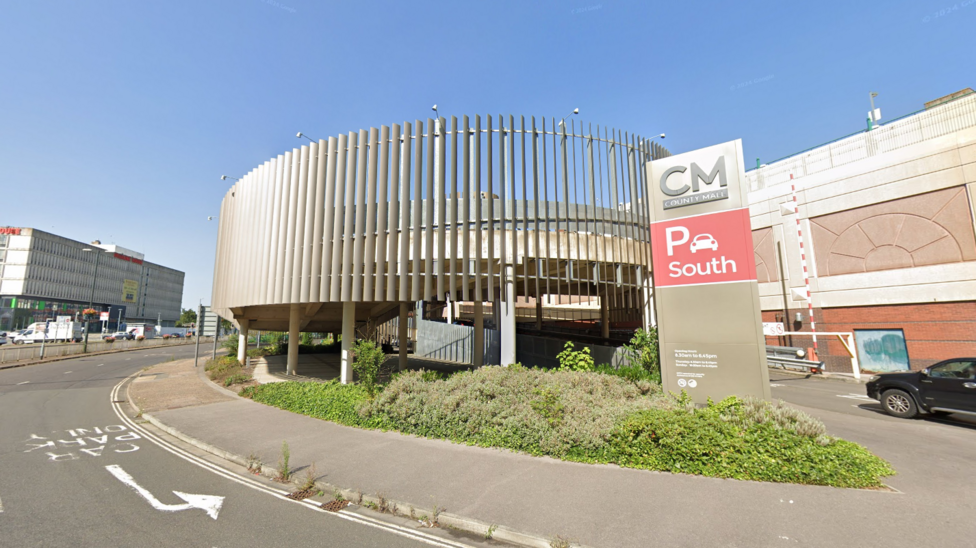Crawley shopping centre gets new parking system - BBC News