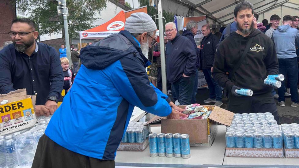 Luton Town Football Club celebration as mosque gives out drinks - BBC News