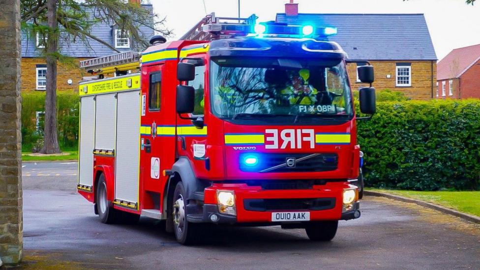 Banbury MP sounds alarm over Oxfordshire fire service shake-up - BBC News