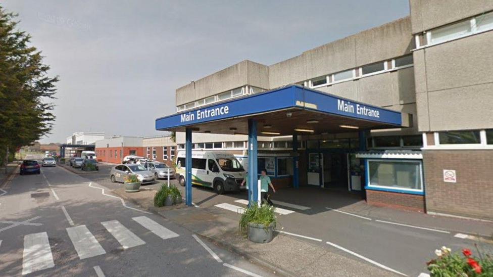 Worthing: Fears hospital could reduce maternity services - BBC News