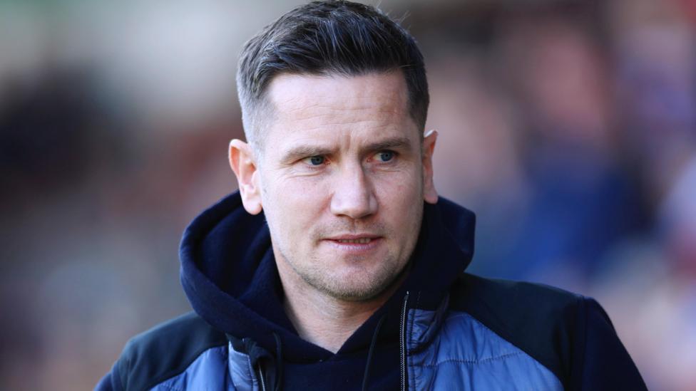 Lee Bell: Crewe boss stays despite approach from another club - BBC Sport