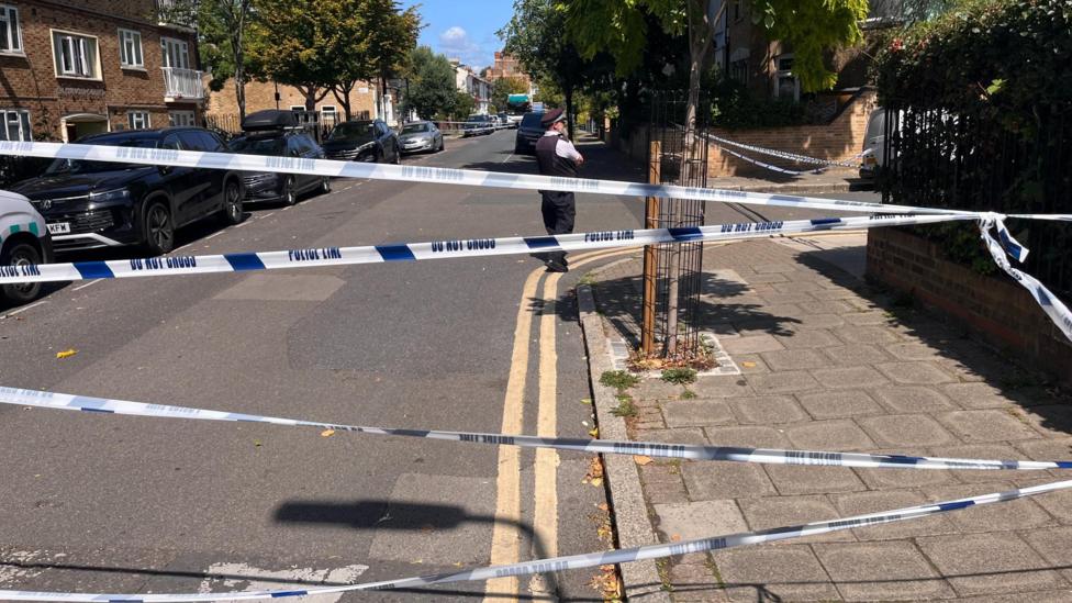 Man killed in Stoke Newington shooting - BBC News