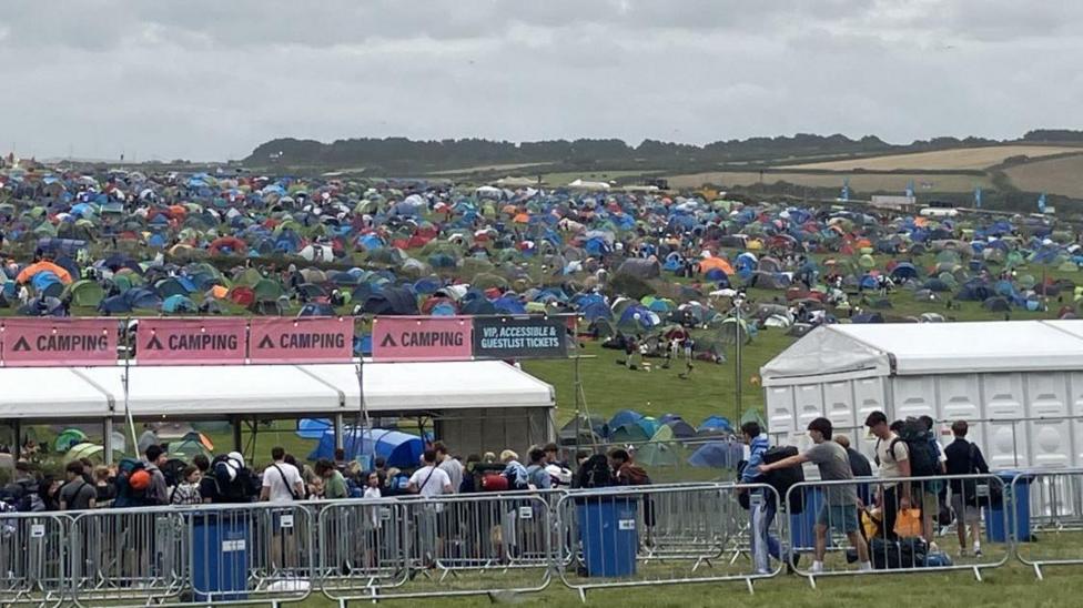 Woman 'fractures knee' in Boardmasters crowd surge - BBC News