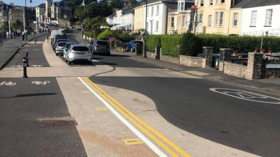 Clevedon: Wiggly lines work 'devastating' says business owner - BBC News