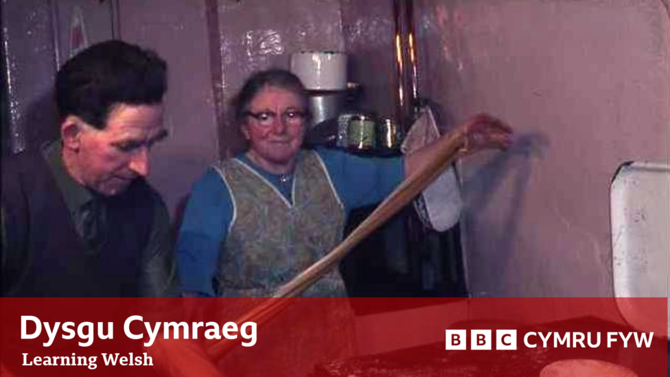 Y Fari Lwyd a'r Hen Galan - BBC Cymru Fyw