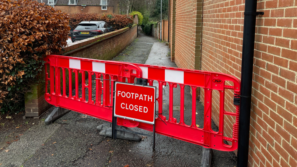 Dereham alleyway closed after tree falls on Grade II-listed wall - BBC News