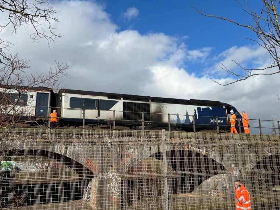Disruption after Dundee train fire shuts rail line - BBC News