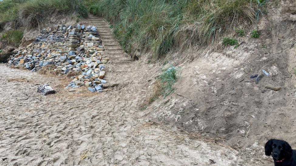 Community in Seahouses builds wall to save beach steps - BBC News
