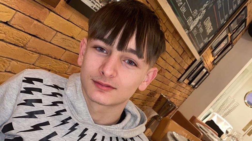 Jamie Meah: Murder arrests over fatal stabbing of 18-year-old - BBC News