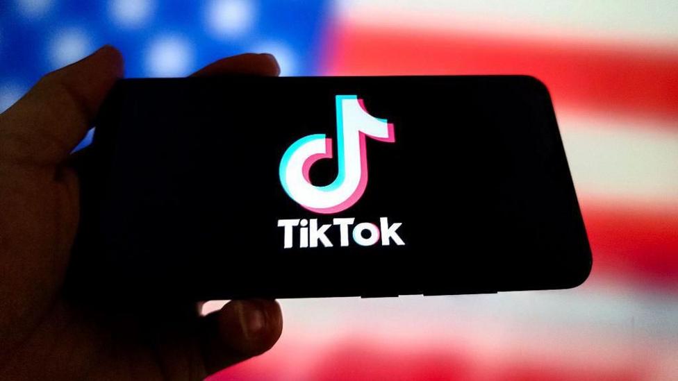 Trump extends deadline to keep TikTok running in US - BBC News
