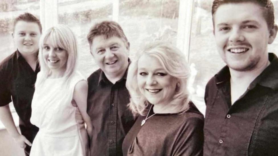 Y gyfeilyddes a'r hyfforddwraig Annette Bryn Parri wedi marw - BBC ...