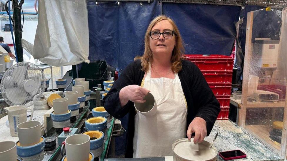 Ed Miliband 'listened to' Stone pottery worker over industry - BBC News