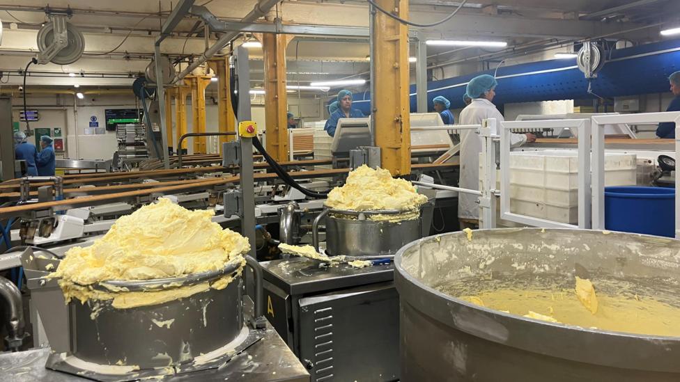 'Our factory makes 2,500 custard creams a minute' - BBC News
