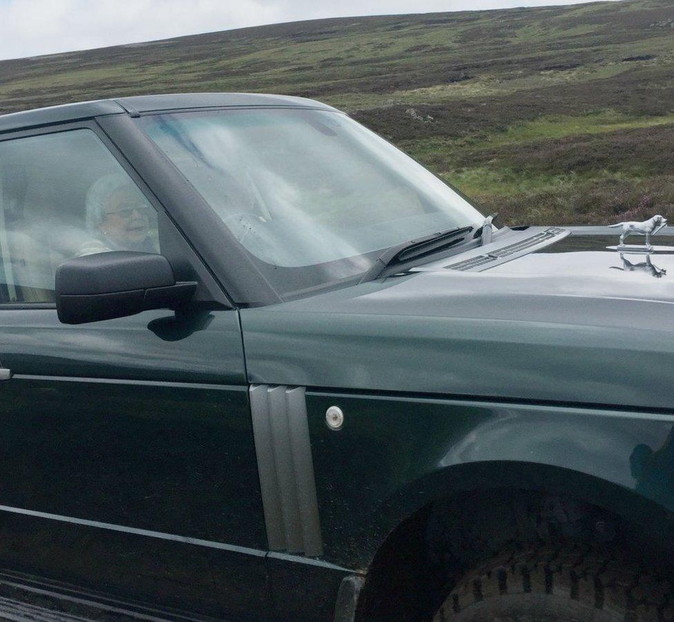 'The Queen drove past and gave a massive wave' - BBC News