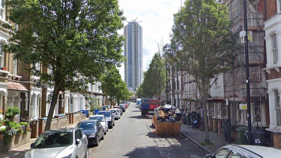 Man dead in south London flat fire - BBC News