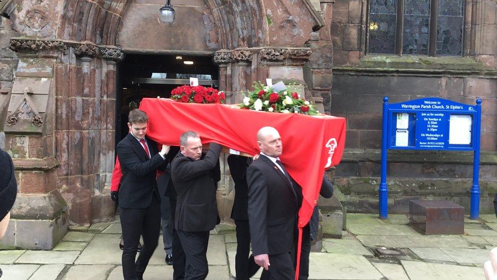 Liverpool goalkeeper Tommy Lawrence's funeral held - BBC News