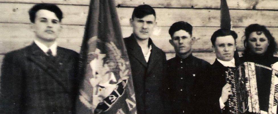 Fall of the USSR: Village that still sees Gorbachev as hero - BBC News