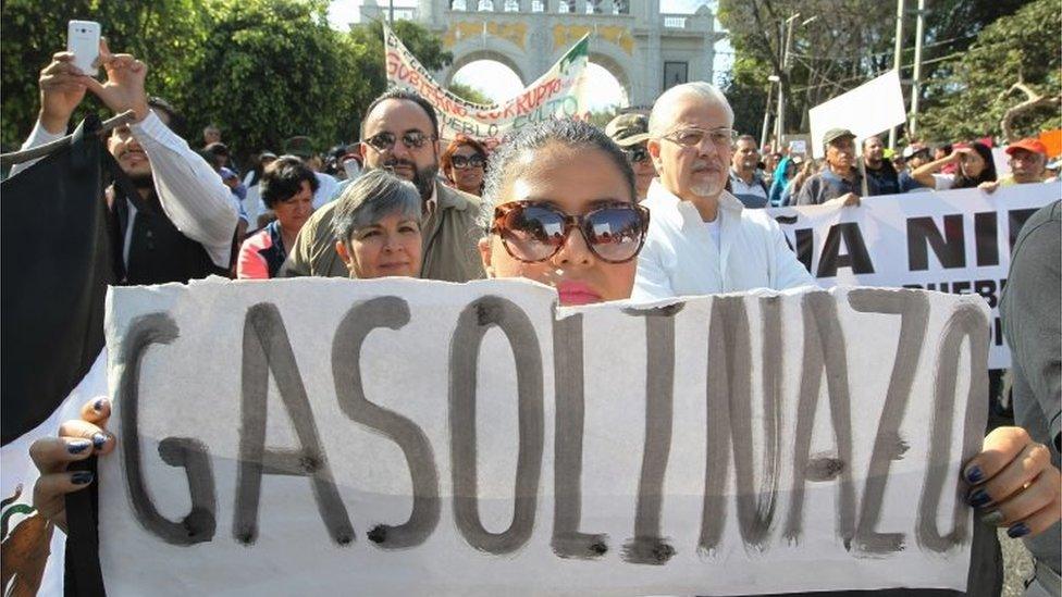 Mexico petrol price protests descend into looting - BBC News