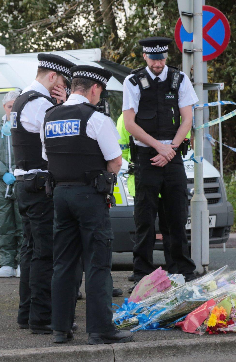 PC David Phillips murder: Police hunt driver of stolen truck - BBC News