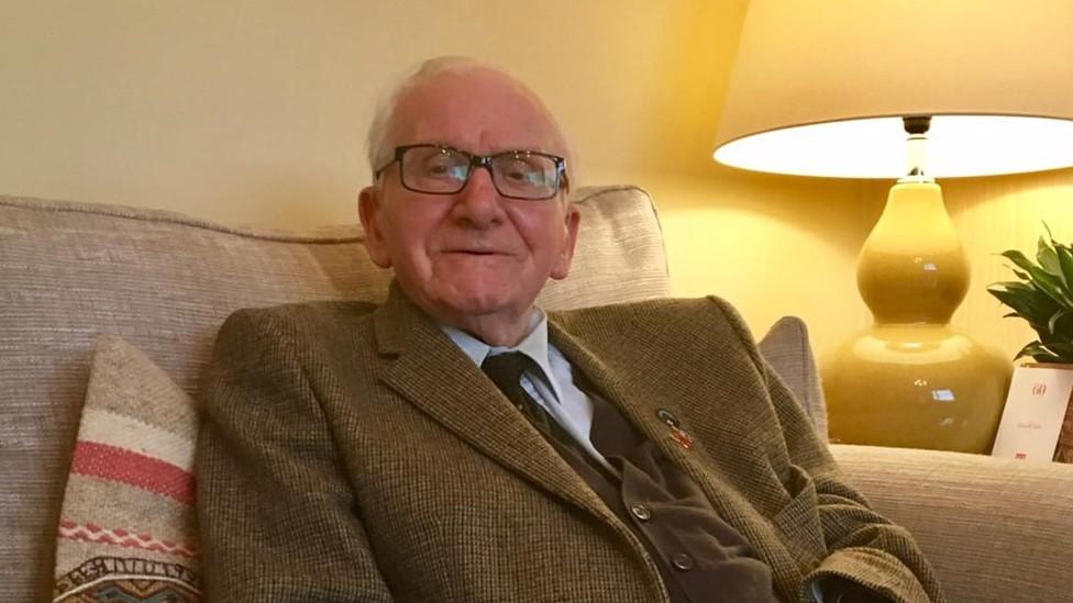 Coronavirus: Liverpool war veteran, 98, recovers from illness - BBC News