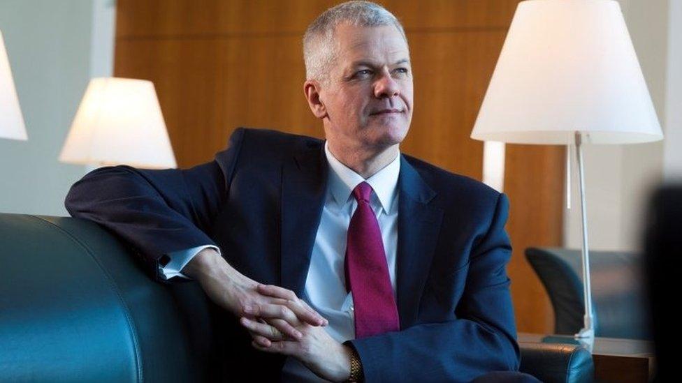 'No confidence' in University of Reading vice-chancellor - BBC News