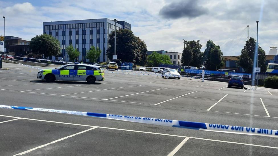 Rotherham murder inquiry: Four held after man dies - BBC News
