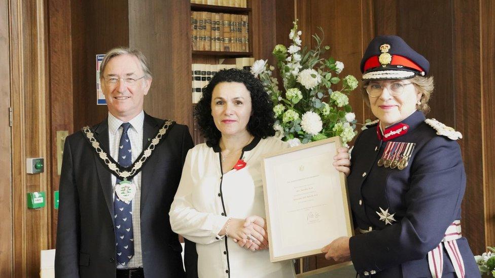 Heroine who rescued neighbour from house fire given Queen's honour ...