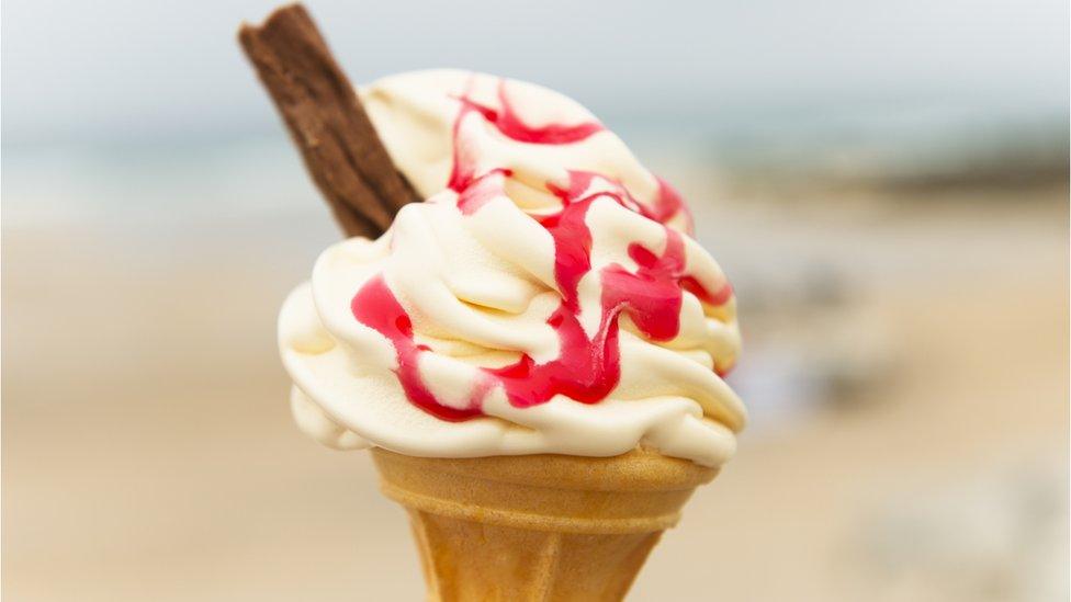 Five ice cream vans in Luton set on fire in targeted attacks - BBC News