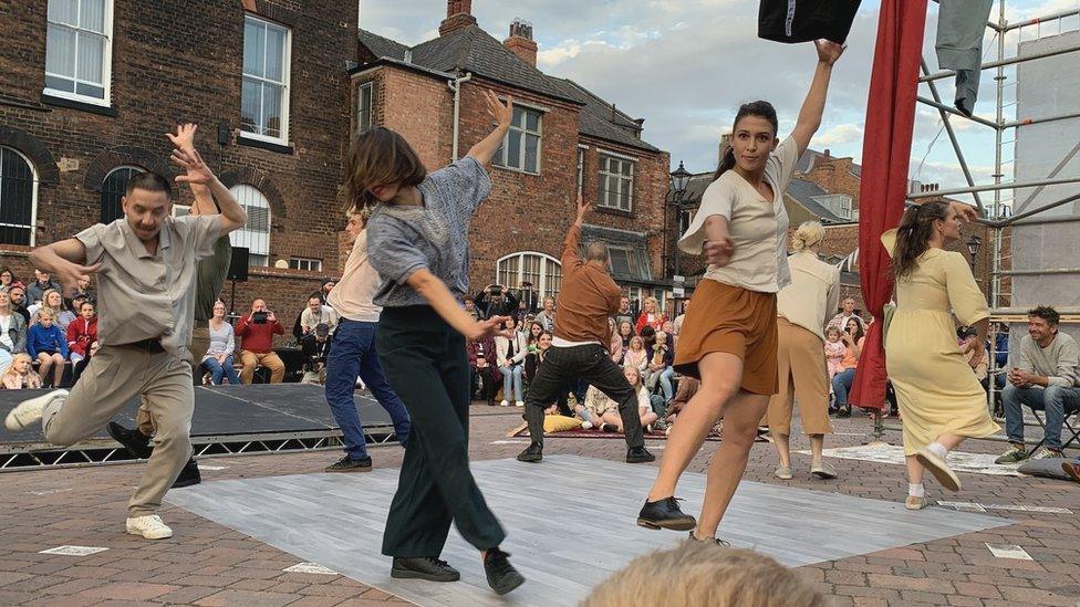 In pictures: Hull Freedom Festival attracts thousands - BBC News