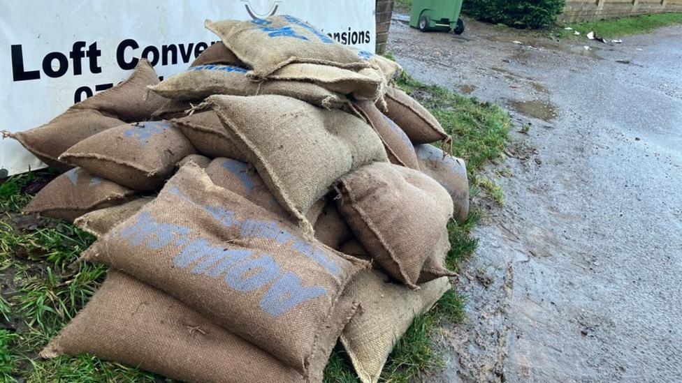 Oxfordshire flooding: Homes and cars submerged after heavy rain - BBC News