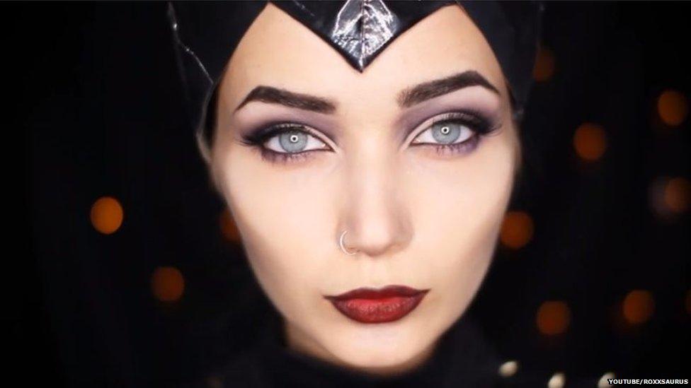 How to do Halloween make-up with YouTube's Roxxsaurus - BBC News