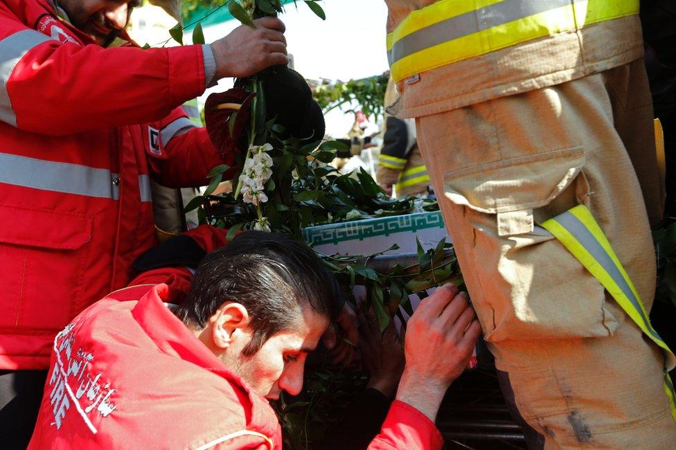 Iran fire: Tehran funeral for firemen draws thousands - BBC News