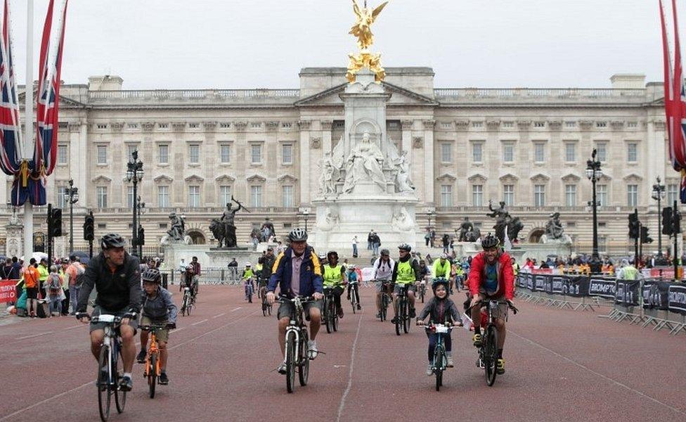 Prudential RideLondon: Thousands of cyclists descend on capital - BBC News