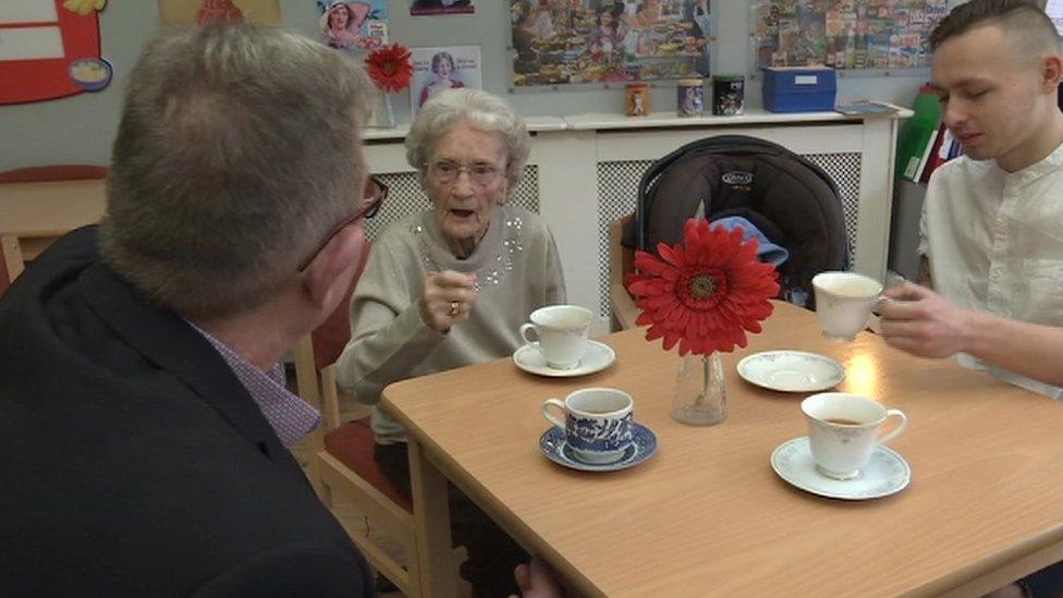 Grimsby family span six generations - BBC News