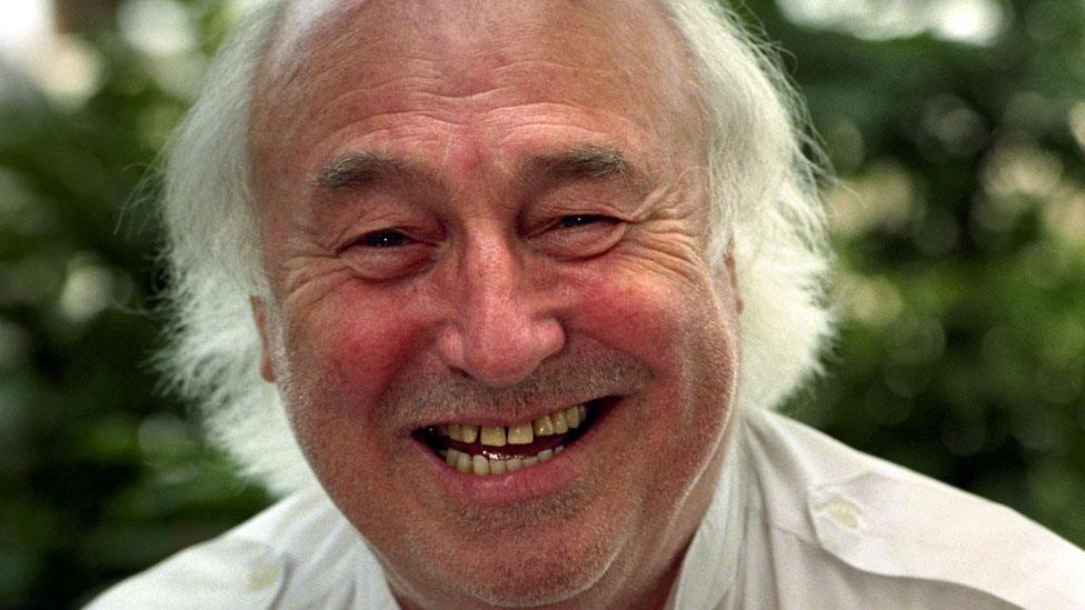 Heartbeat actor Bill Maynard's funeral held - BBC News