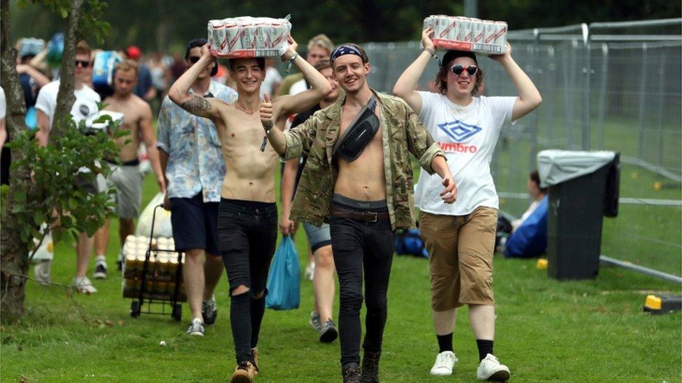 In pictures: Reading Festival welcomes first arrivals - BBC News