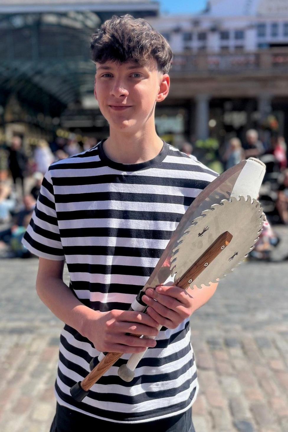 Covent Garden performers mark 50 years of self-regulation - BBC News