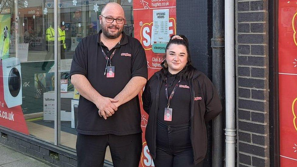 Lowestoft shop workers praised for saving customer caller - BBC News