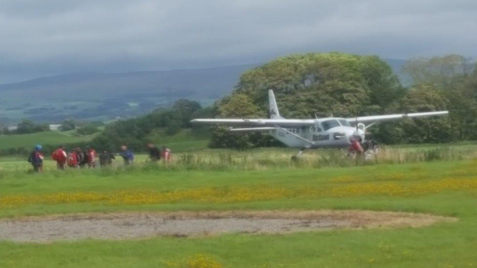 Parachutist Carl Marsh dies in jump near Lancaster - BBC News