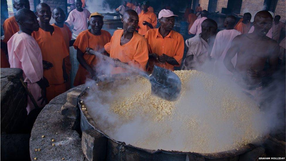 In pictures: Rwanda's poo-powered prisons - BBC News