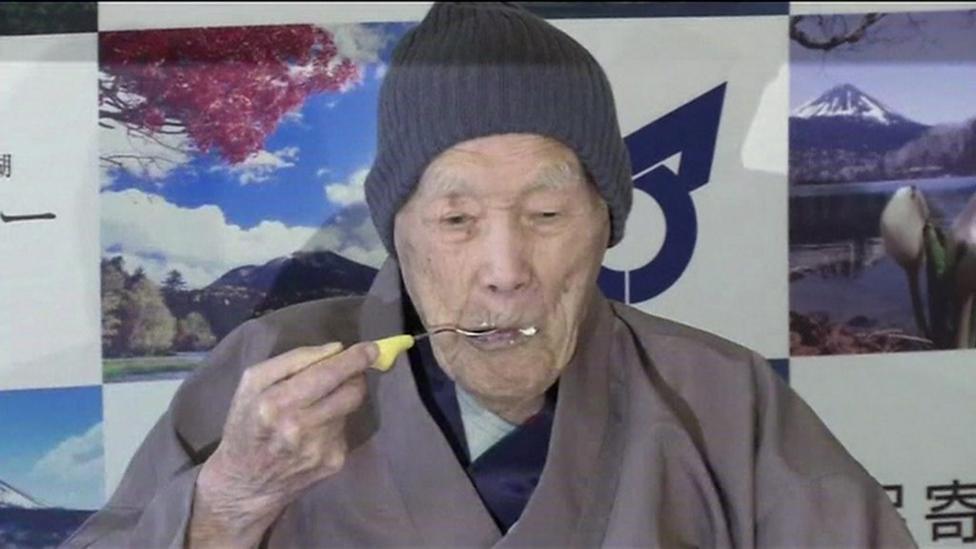 Thousands of Japanese police hunt for escaped prisoner - BBC News
