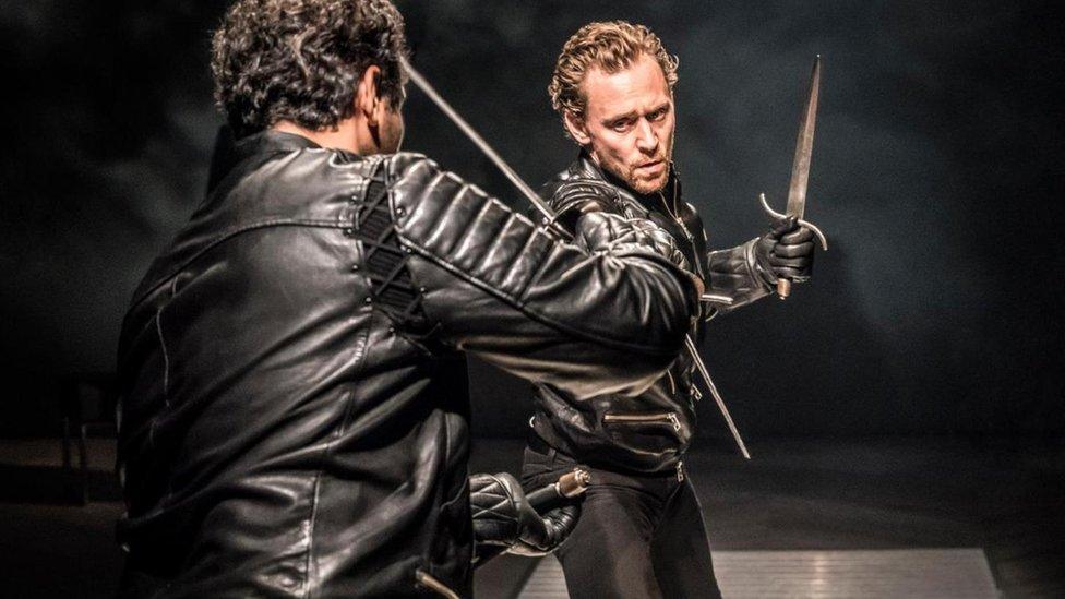 Hiddleston's Hamlet praised by theatregoers - BBC News