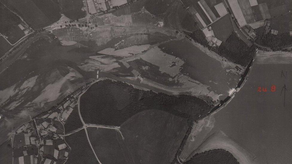 'Secret' Dambusters photos go under hammer - BBC News