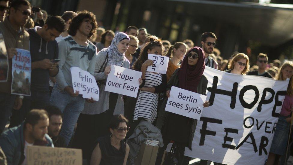 Migrant crisis: Rallies in Europe as 9,000 arrive in Munich - BBC News