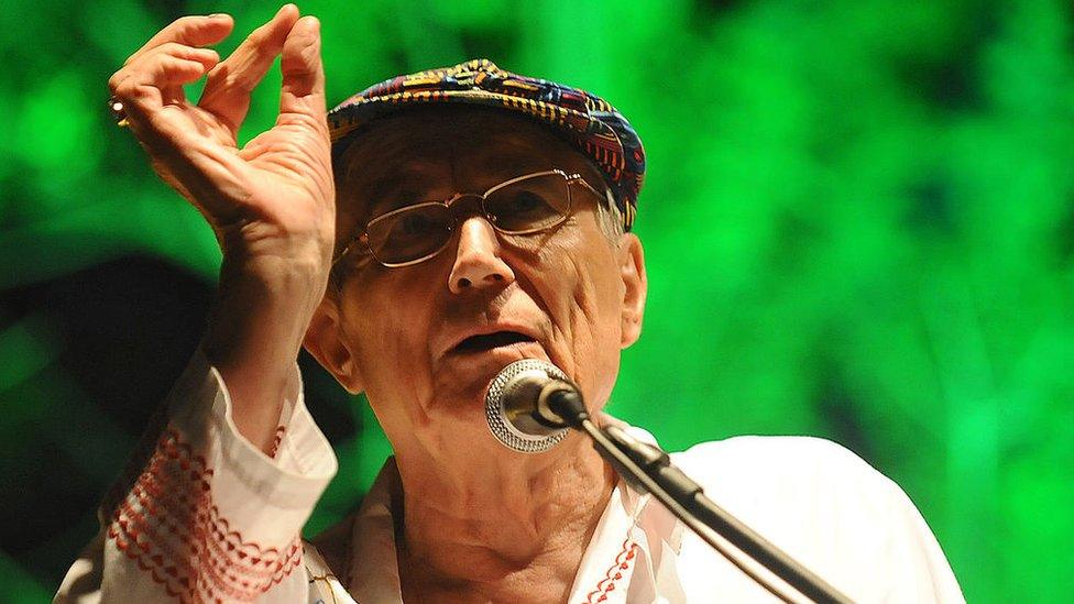 Soviet-era poet Yevgeny Yevtushenko dies aged 84 - BBC News