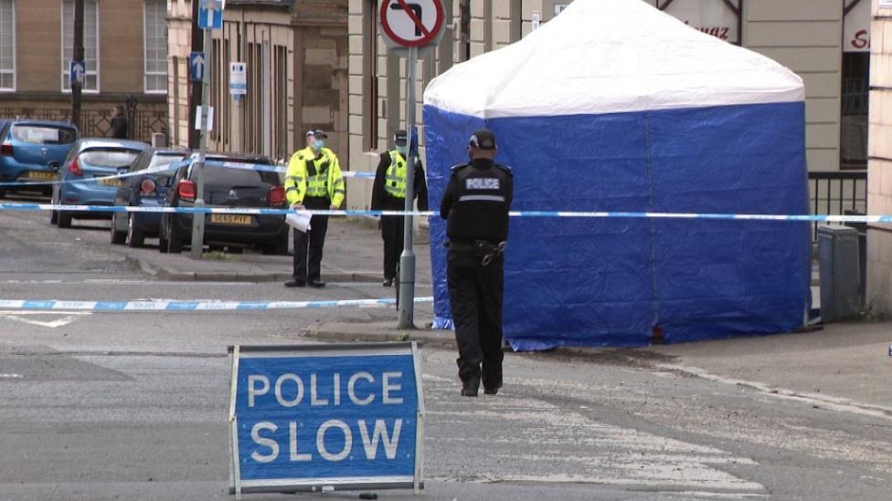Police probe after body found in Glasgow street - BBC News