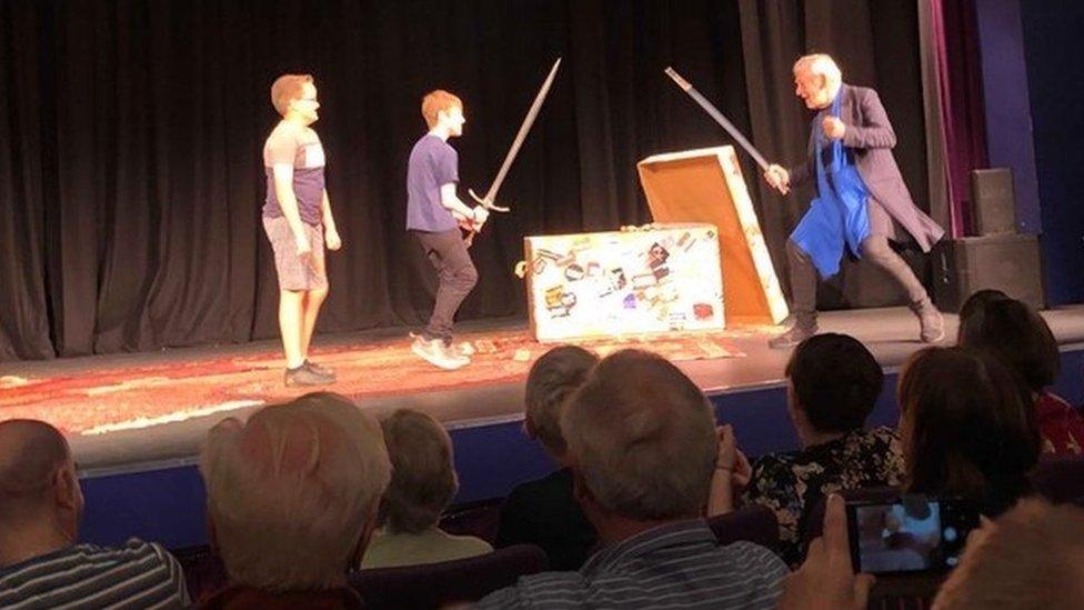 Sir Ian McKellen's run of 80 shows ends in Orkney - BBC News