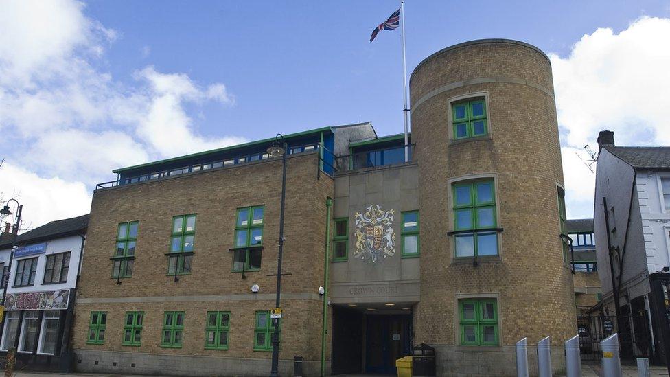 Luton football hooligans jailed for brawl with Southend fans - BBC News