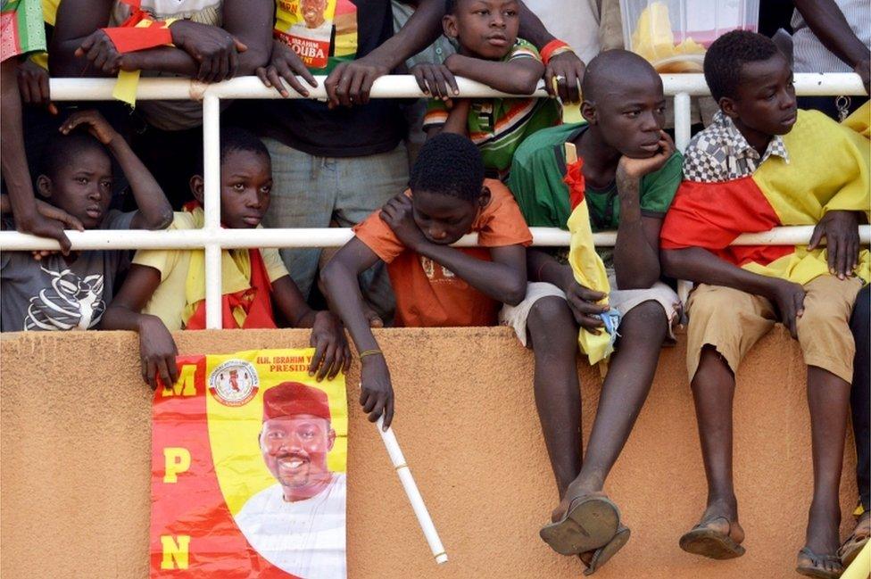 Niger election: Voters choose president in tense polls - BBC News